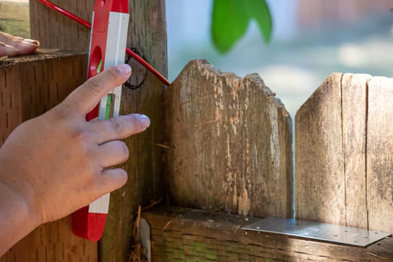 How to Keep Fence Pickets Level (On Any Ground) – Fence Frenzy
